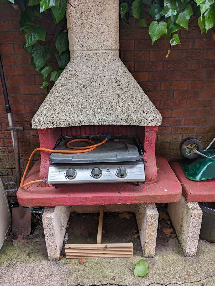 FreelyWheely: Gas BBQ with stone surround