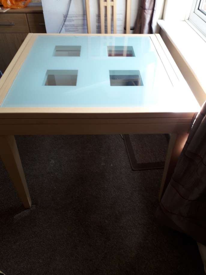 FreelyWheely: Glass topped extendable dining table