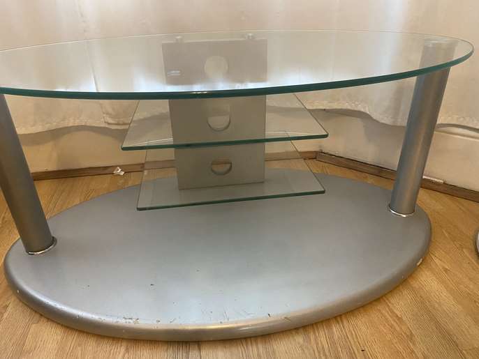 FreelyWheely: Glass table for television