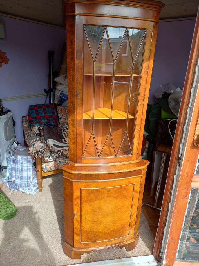 FreelyWheely: Corner cabinet