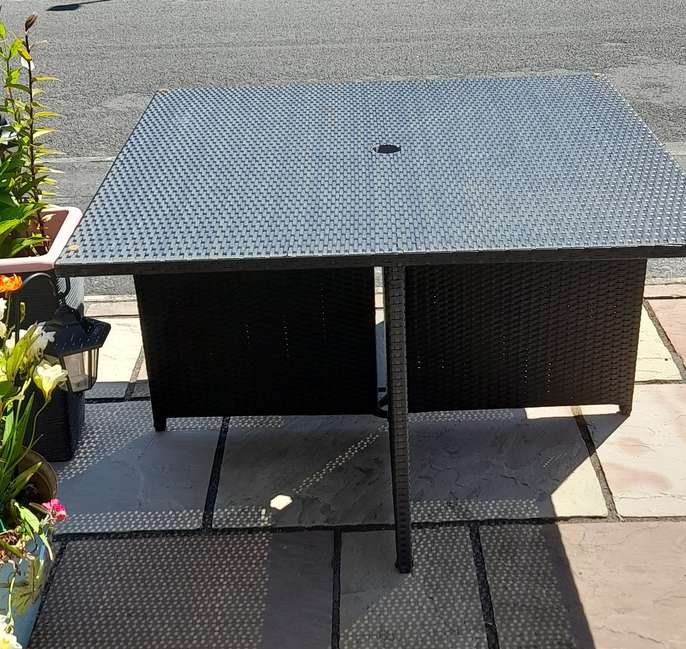 FreelyWheely: Black rattan table