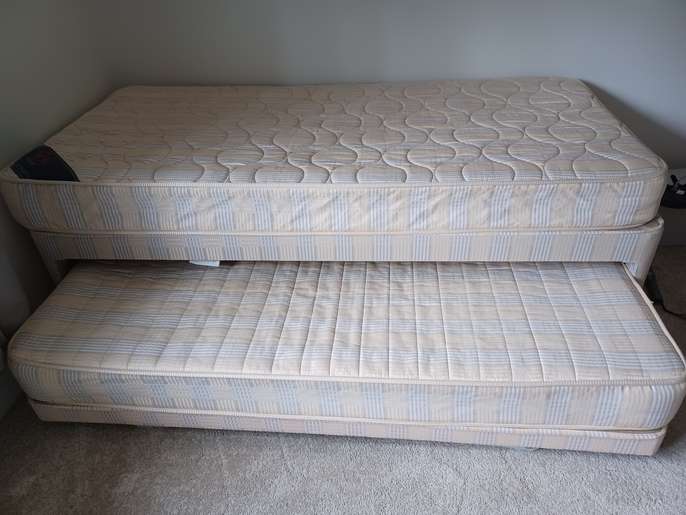 FreelyWheely: Trundle bed makes 2 single or 1 king