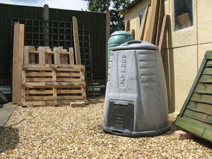 FreelyWheely: Compost bin