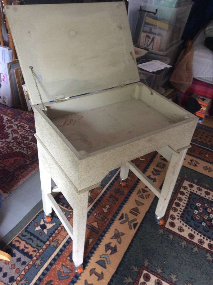 FreelyWheely: Custom-made dressing table/desk