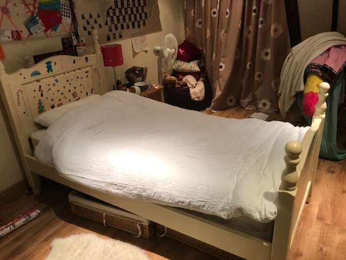 FreelyWheely: Single pine bed