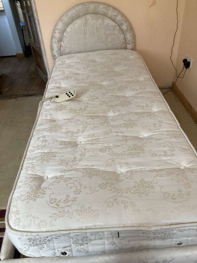 FreelyWheely: Single Raisable Bed