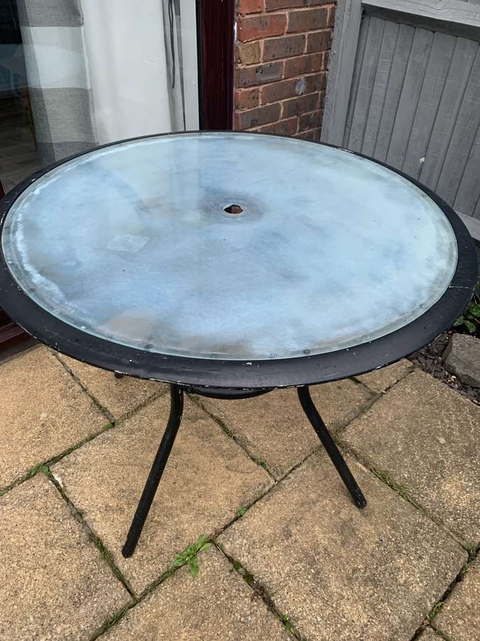 FreelyWheely: Round garden table