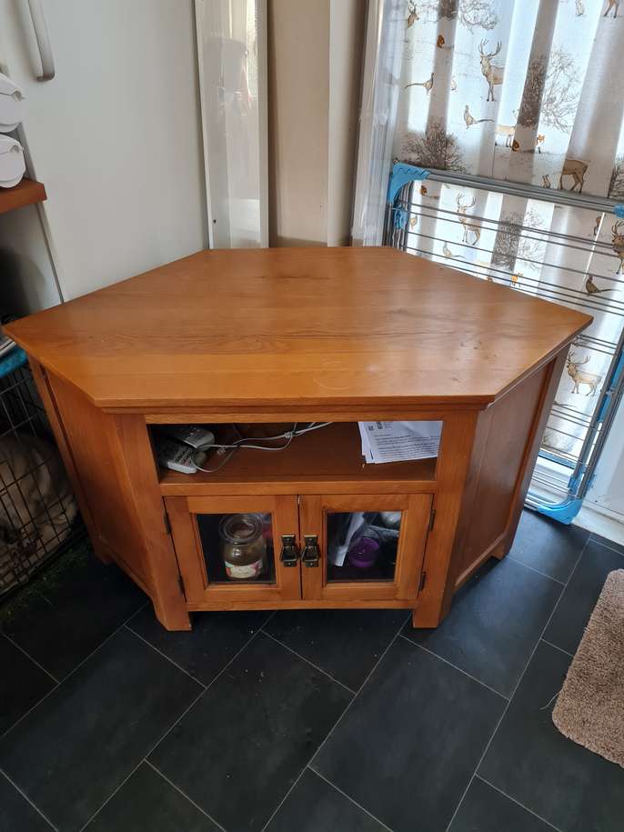 FreelyWheely: Oak corner TV cabinet