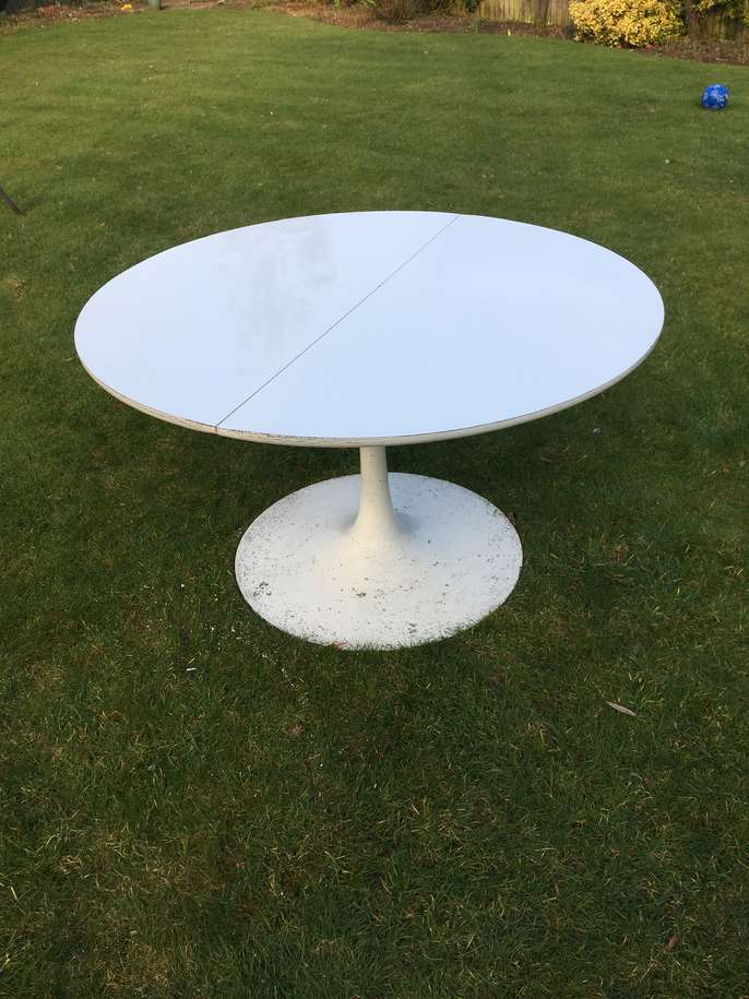 FreelyWheely: Circular table