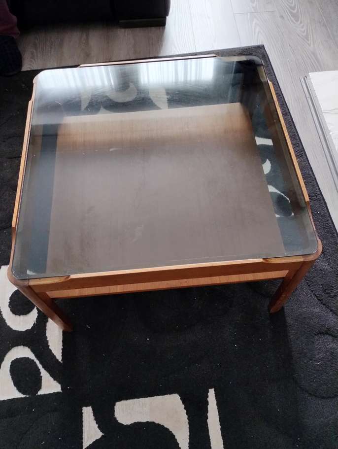 FreelyWheely: Glass topped coffee table