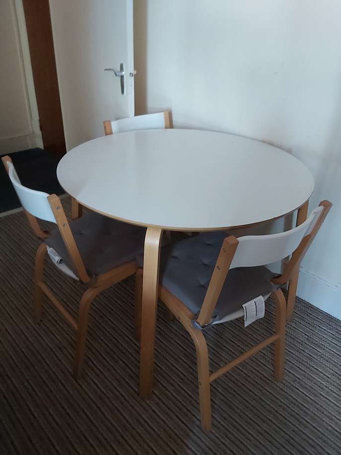 FreelyWheely: Kitchen table and chairs