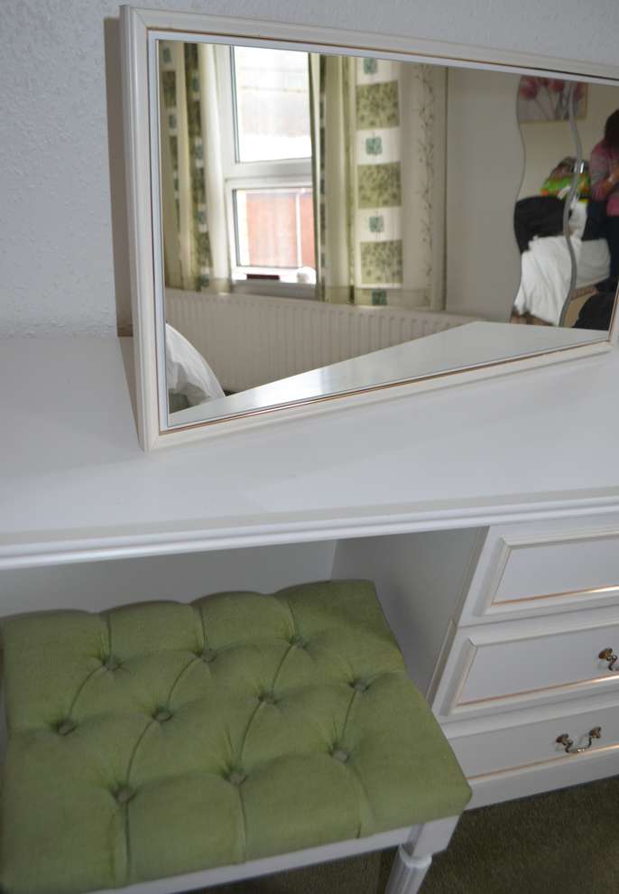FreelyWheely: White dressing table, foot stool & dressing table mirror - FREE