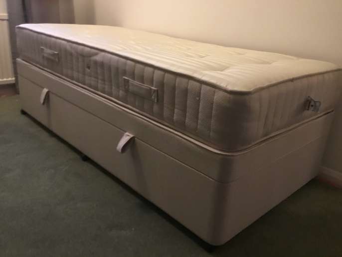 FreelyWheely: Single bed in vgc