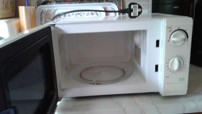 FreelyWheely: Microwave 700W