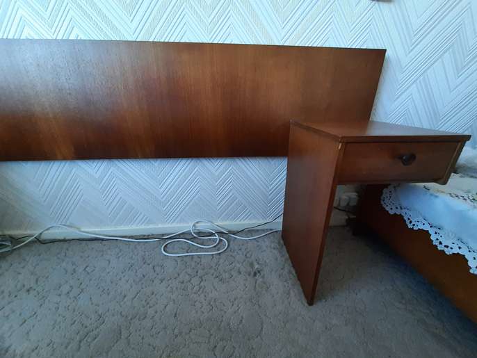 FreelyWheely: Double headboard with attached bedside tables