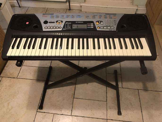 FreelyWheely: Yamaha keyboard plus stand