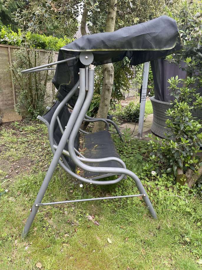 FreelyWheely: Garden swing seat/bench seating 2/3.