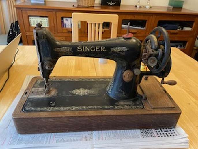 FreelyWheely: Singer Sewing Machine