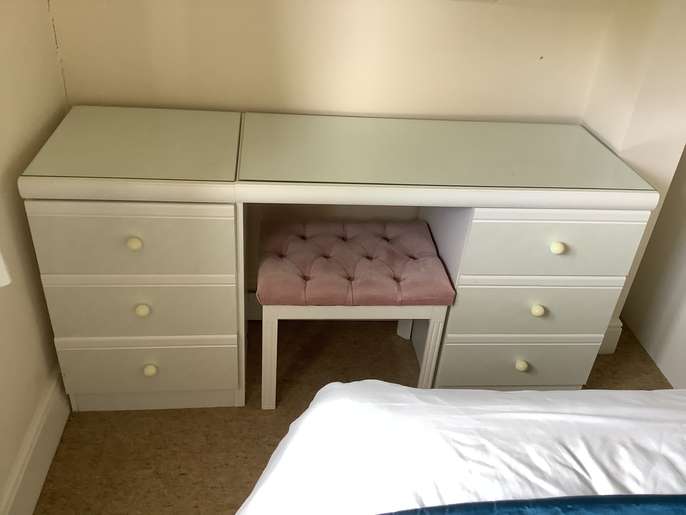 FreelyWheely: FREE Dressing table and stool