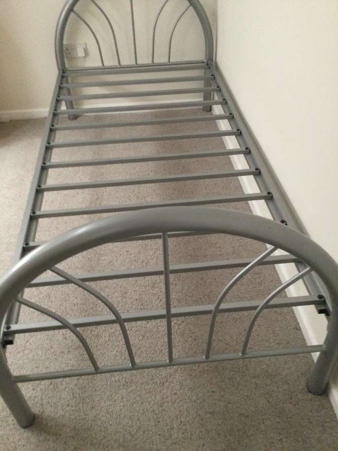 FreelyWheely: Chrome single bed.