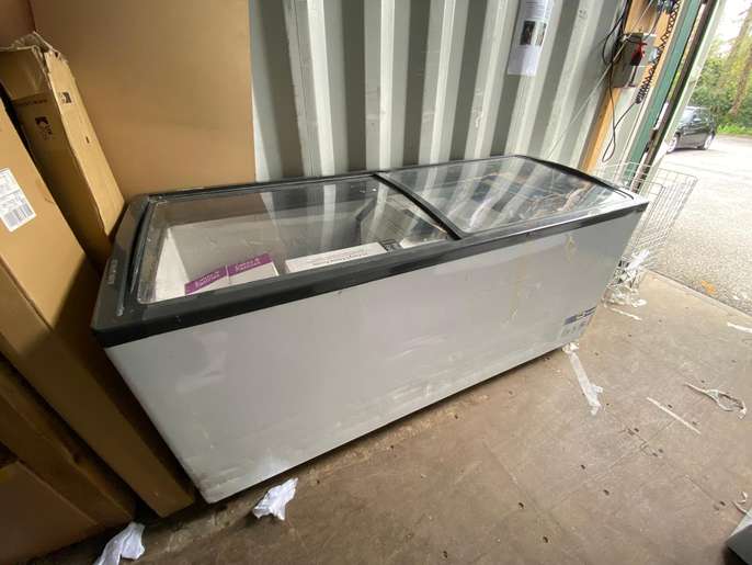 FreelyWheely: Large chest freezer with sliding doors