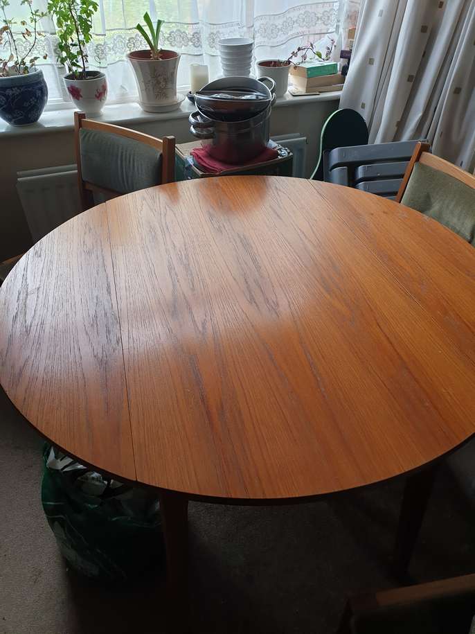 FreelyWheely: Round table and 4chairs