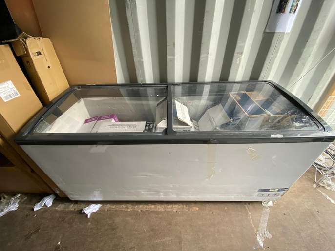 FreelyWheely: Large chest freezer with sliding doors