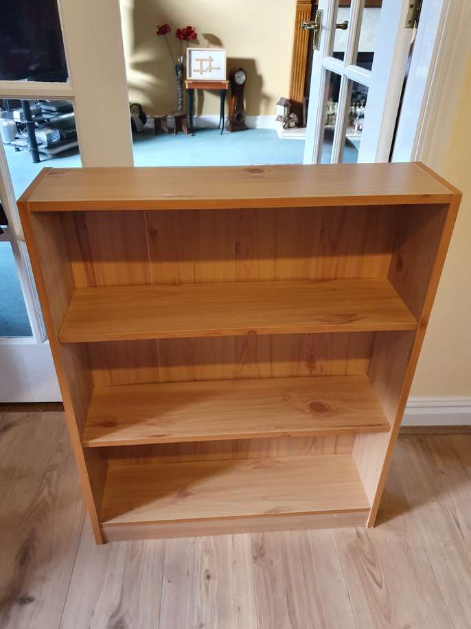 FreelyWheely: Unbranded small bookcase