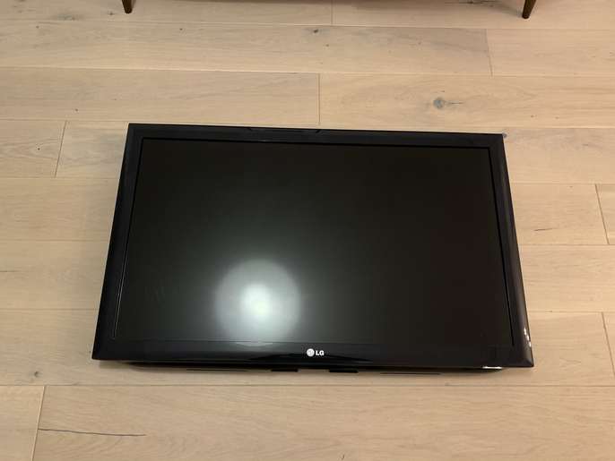 FreelyWheely: 42 Inch flat screen TV