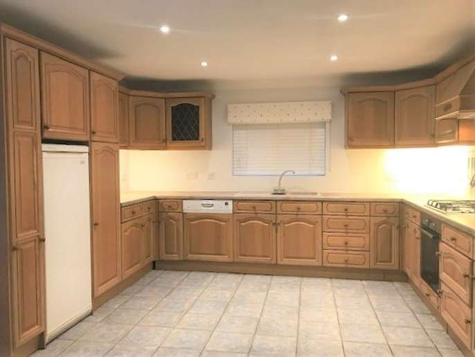 FreelyWheely: Magnet kitchen cabinets with solid wood doors