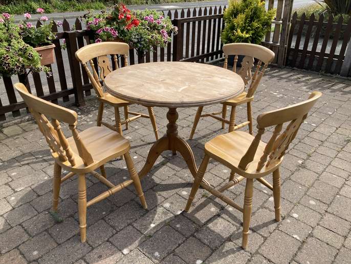 FreelyWheely: Circular Pine Table with 4 Chairs