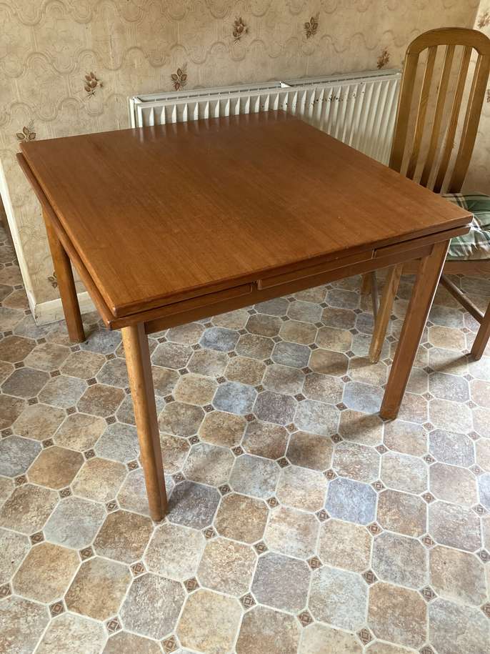 FreelyWheely: Dining Table/chairs