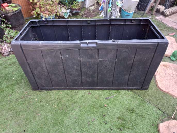 FreelyWheely: Storage chest