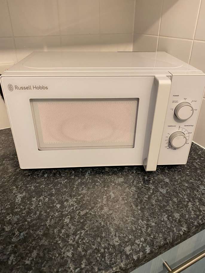 FreelyWheely: Microwave Russell Hobbs