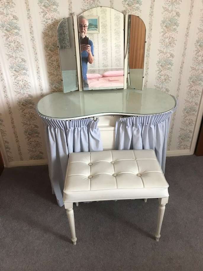 FreelyWheely: Pretty Dressing Room Table