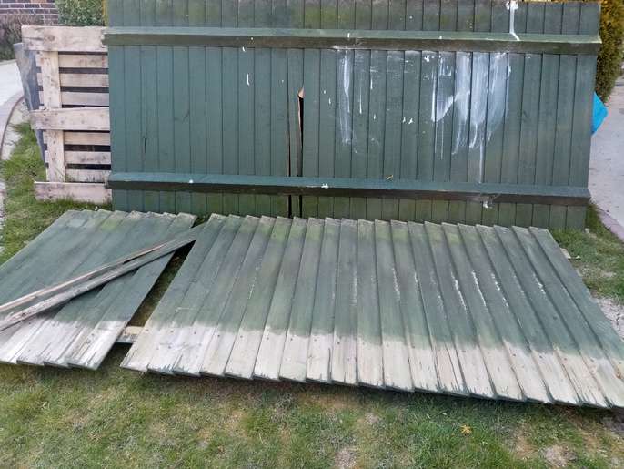 FreelyWheely: Feather edge fencing plus arris rails