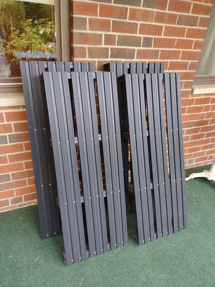 FreelyWheely: 4 Plastic pallets