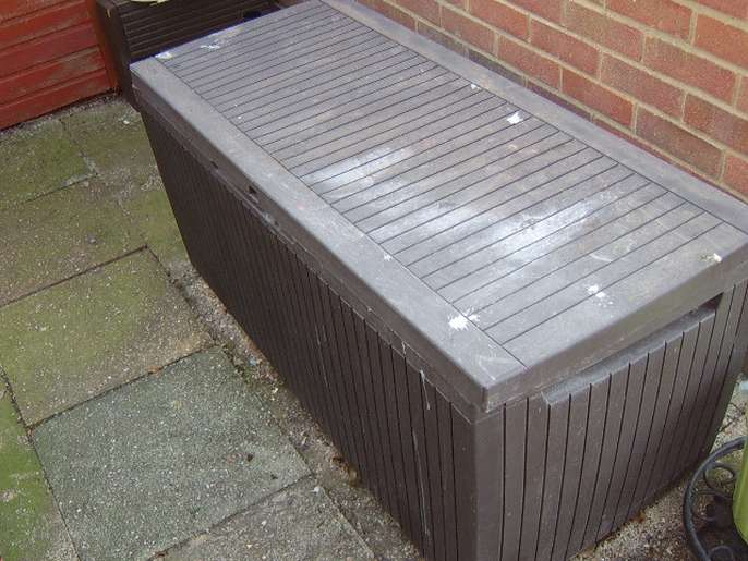 FreelyWheely: FREE large keter plastic garden storage box