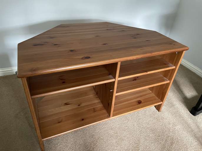 FreelyWheely: TV corner unit