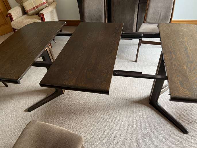 FreelyWheely: Dining table and 6 chairs