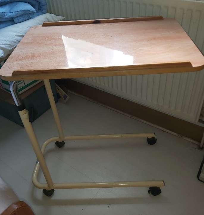 FreelyWheely: Over bed table