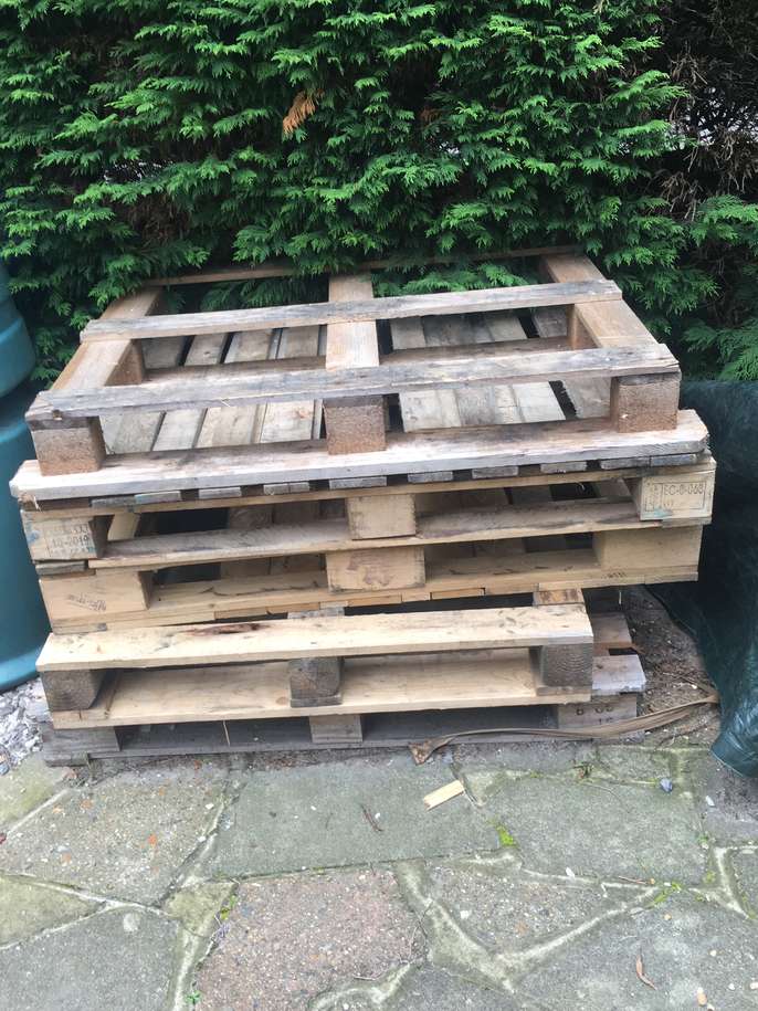 FreelyWheely: 5 wooden pallets