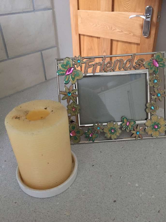 FreelyWheely: Picture frame and candle