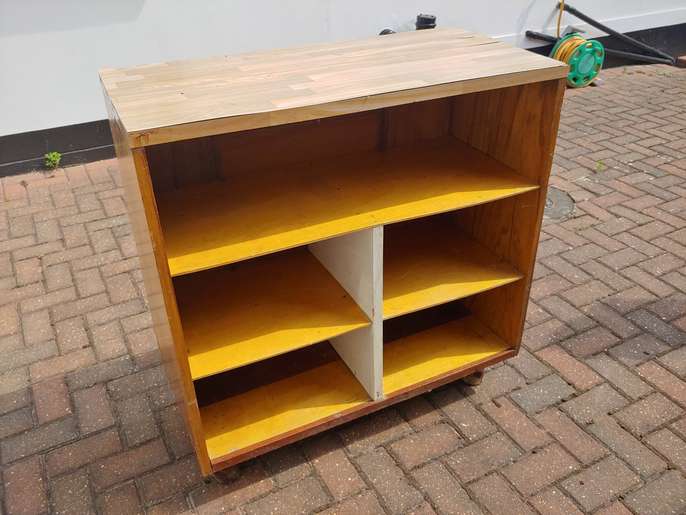 FreelyWheely: Wooden Shelf Unit