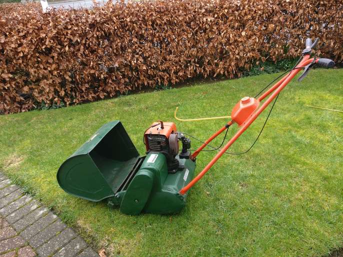 FreelyWheely: Suffolk Colt petrol motor mower