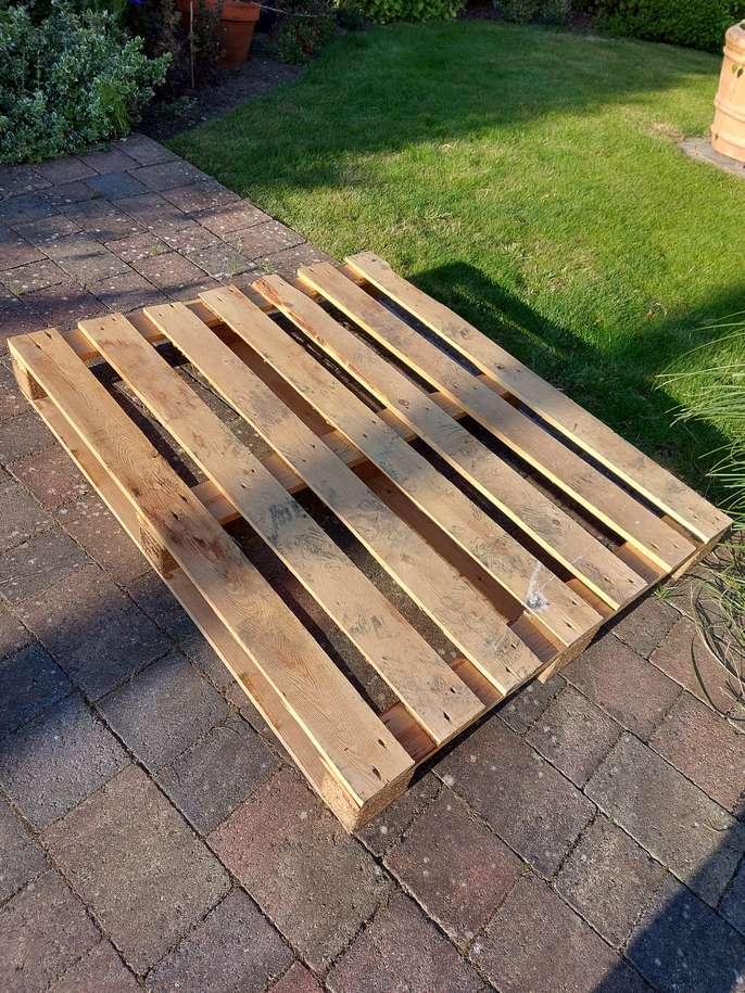 FreelyWheely: Wooden pallet