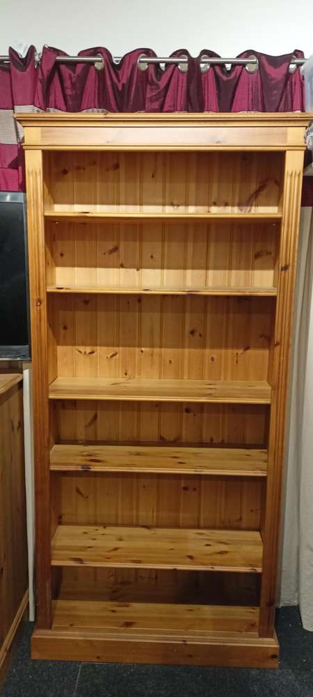FreelyWheely: Antique style Pine Bookcase